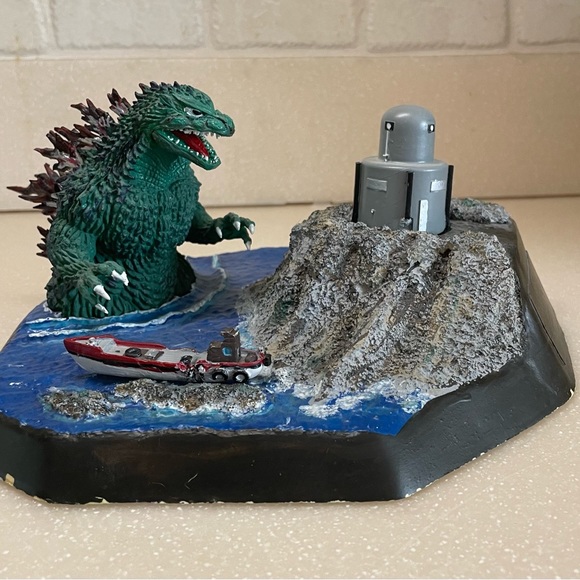 Accents | Godzilla Probuilt Resin Kit Model Boat Munch Ship Observatory ...